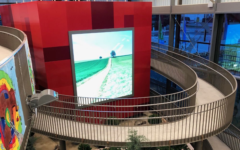 TimeCube: 360-Grad-Erlebnis mit 116 OLED-Bildschirmen - Prad.de